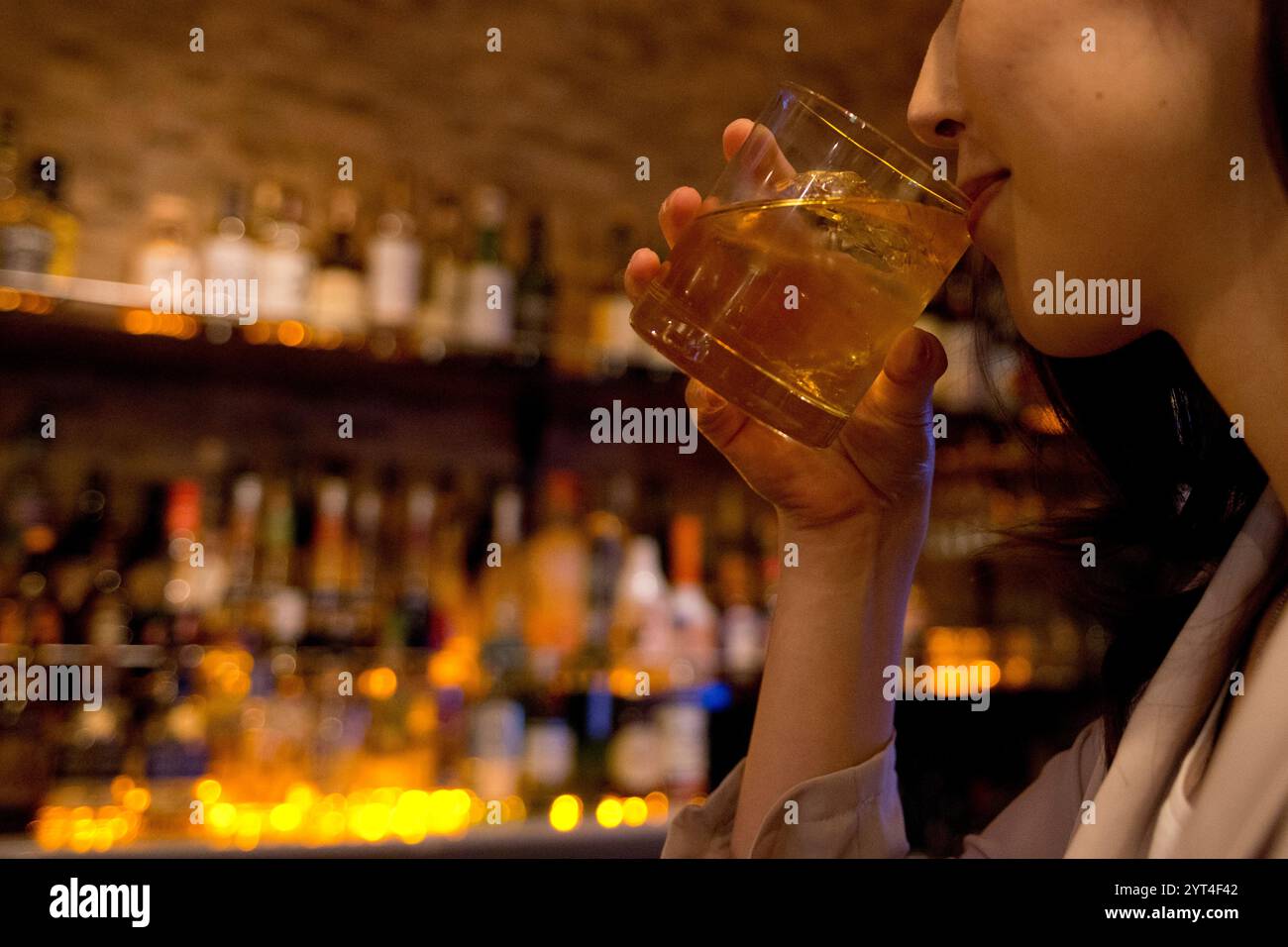 Adult alcohol alcoholic bar hi-res stock photography and images - Alamy
