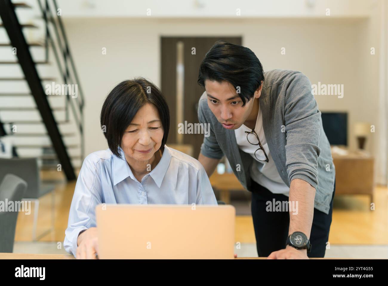 Son teaching his parents to use a computer Stock Photo - Alamy