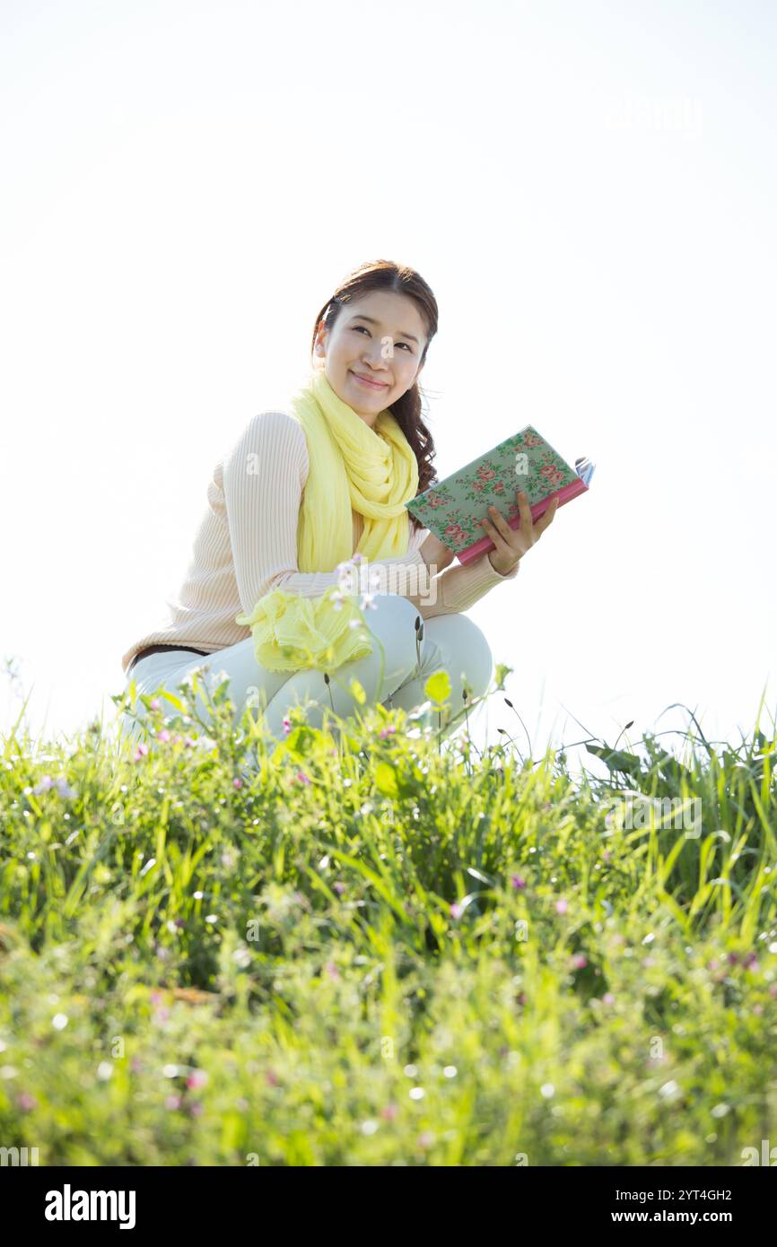 Reading outdoors hi-res stock photography and images - Alamy