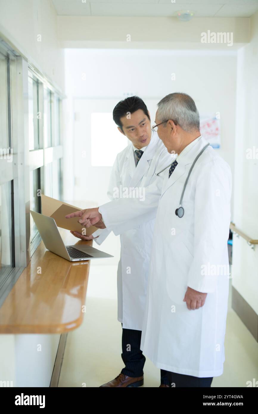 Senior doctor notebook hi-res stock photography and images - Alamy