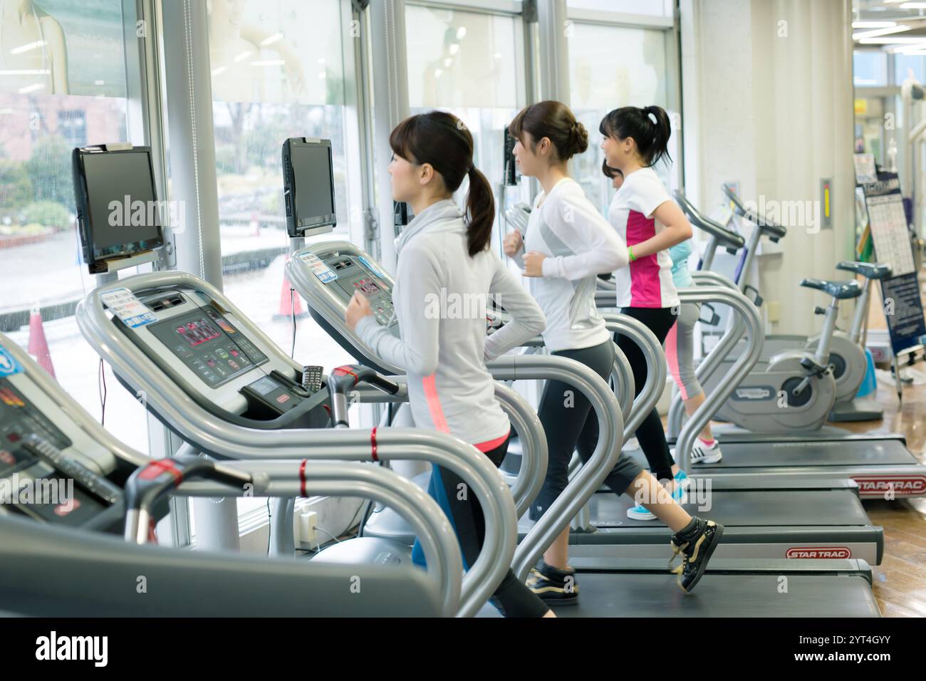 Group people running gym hi-res stock photography and images - Alamy