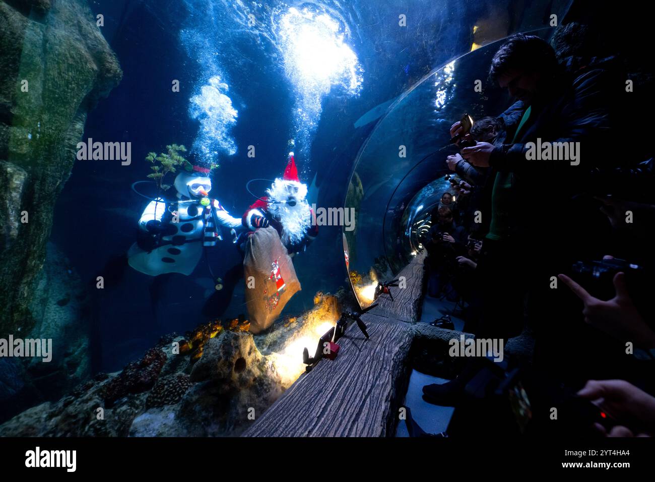06 December 2024, Bavaria, Munich: Two divers dressed up as Santa Claus ...