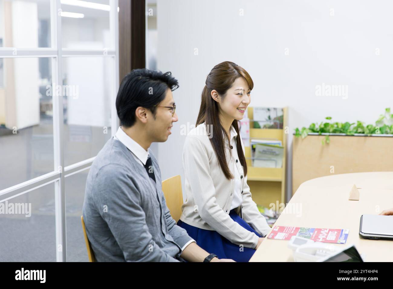 Customer consulting at the counter Stock Photo - Alamy