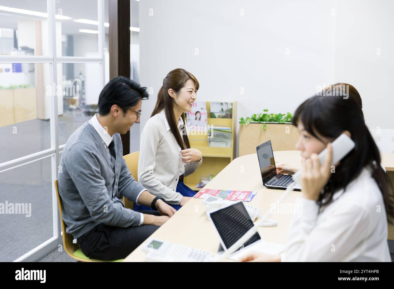 Staff and customers at the counter Stock Photo - Alamy