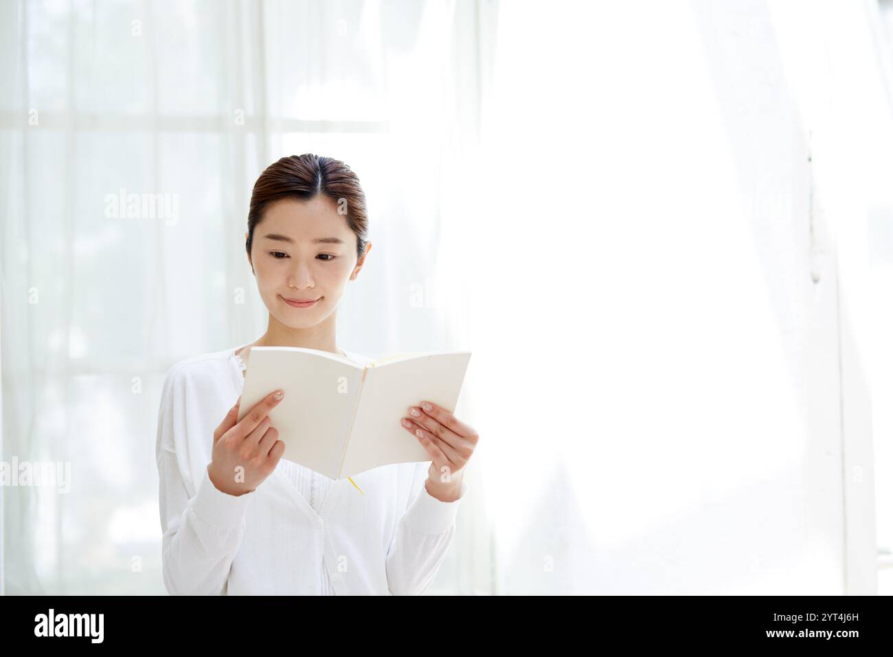 Refreshing woman reading Stock Photo - Alamy