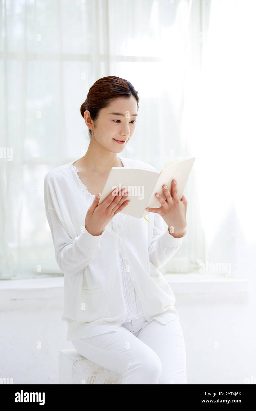 Refreshing woman reading Stock Photo - Alamy