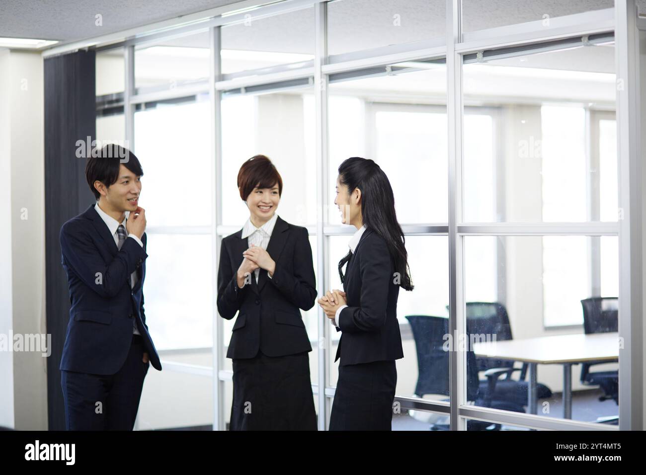Talking to group indoor hi-res stock photography and images - Alamy