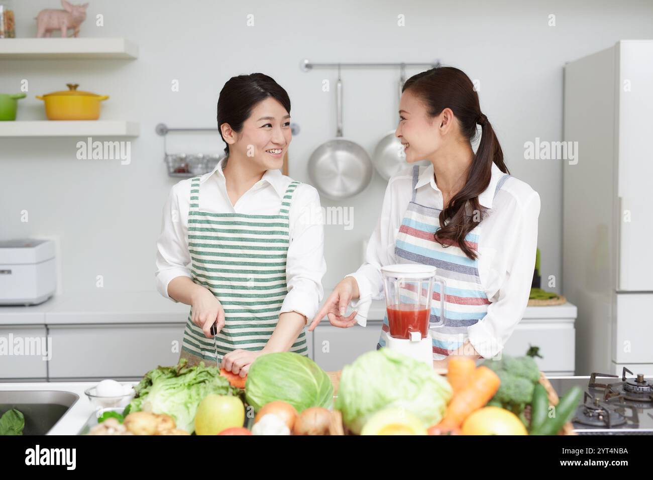 Woman cooking smoothies hi-res stock photography and images - Alamy