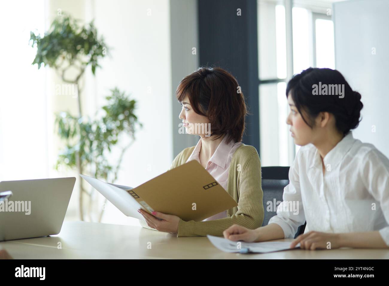 Listen report hi-res stock photography and images - Alamy