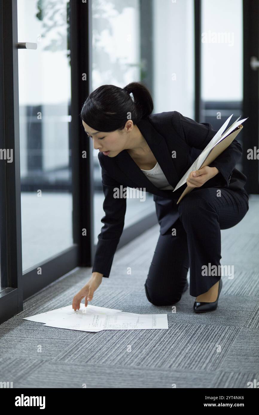 Dropping a person hi-res stock photography and images - Alamy