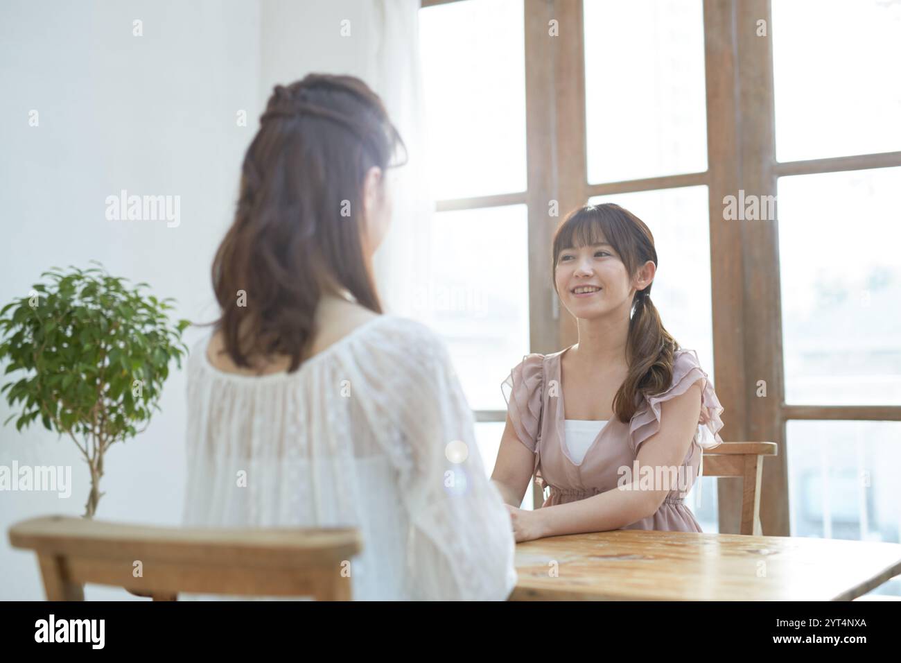 Conversation view hi-res stock photography and images - Alamy