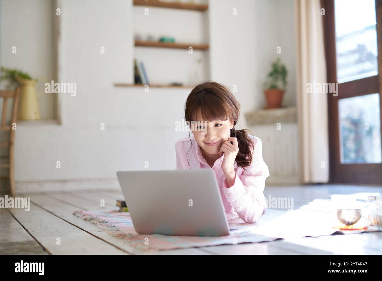 Woman lying down and using a computer Stock Photo - Alamy