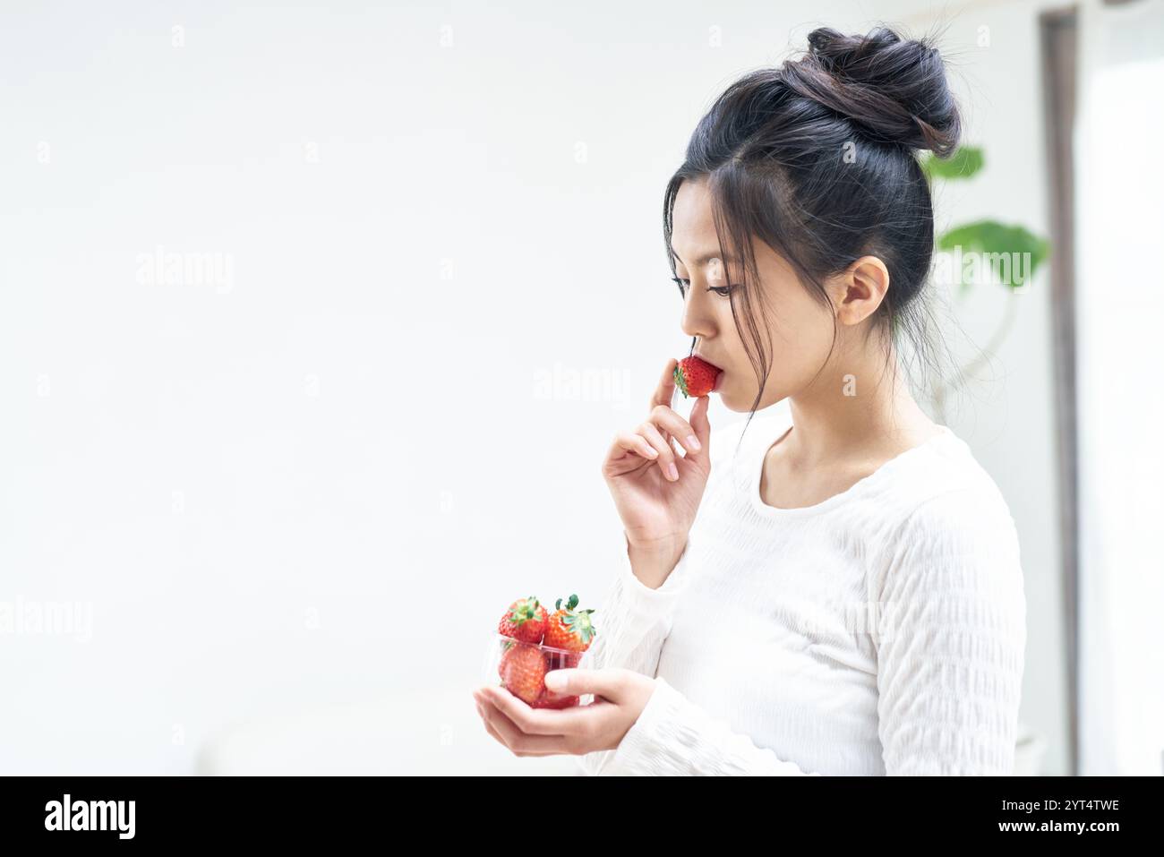 Person eating fruit natural hi-res stock photography and images - Alamy