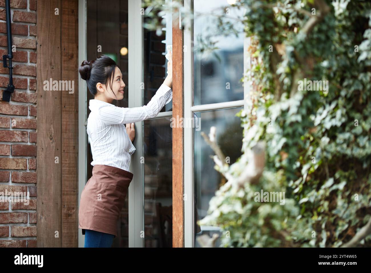 Café worker cleaning Stock Photo - Alamy