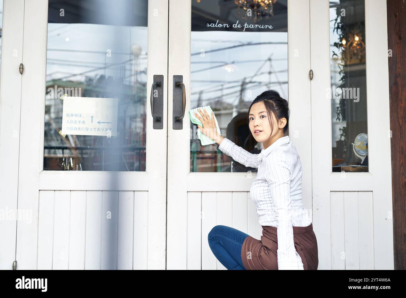 Restaurant worker cleaning hi-res stock photography and images - Alamy
