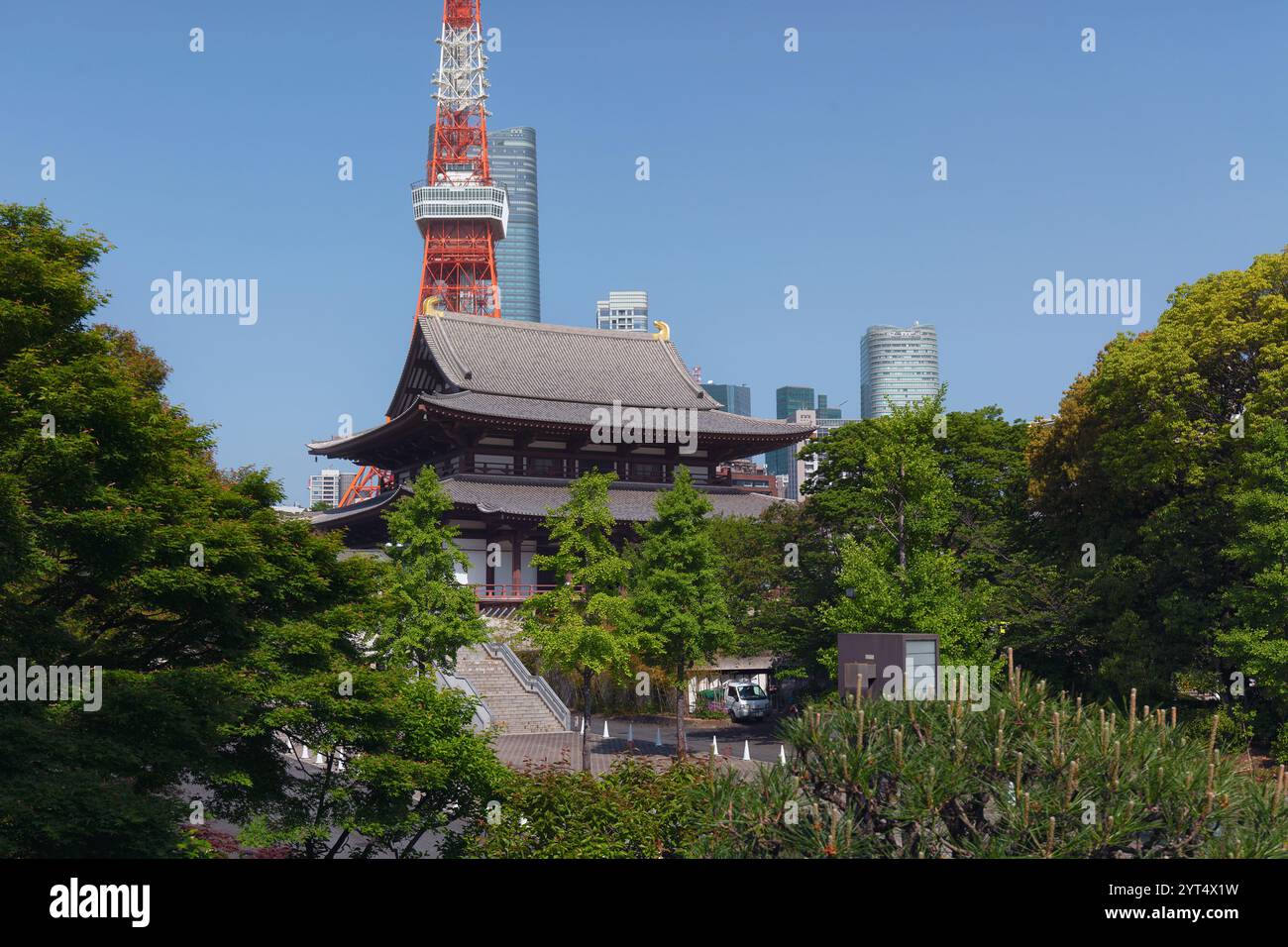 Statue zojoji temple buddhist hi-res stock photography and images - Alamy