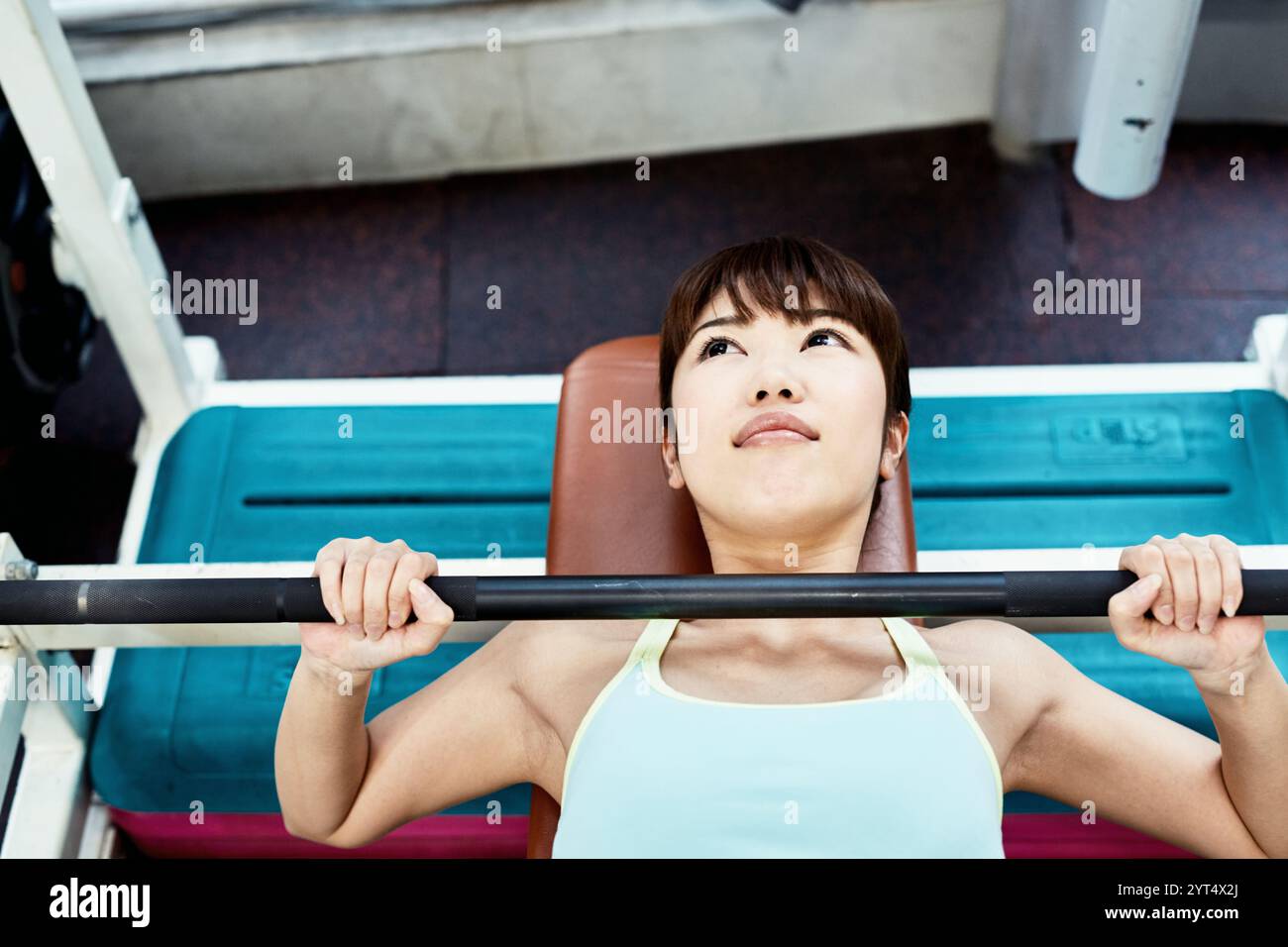 Woman doing a bench press Stock Photo - Alamy