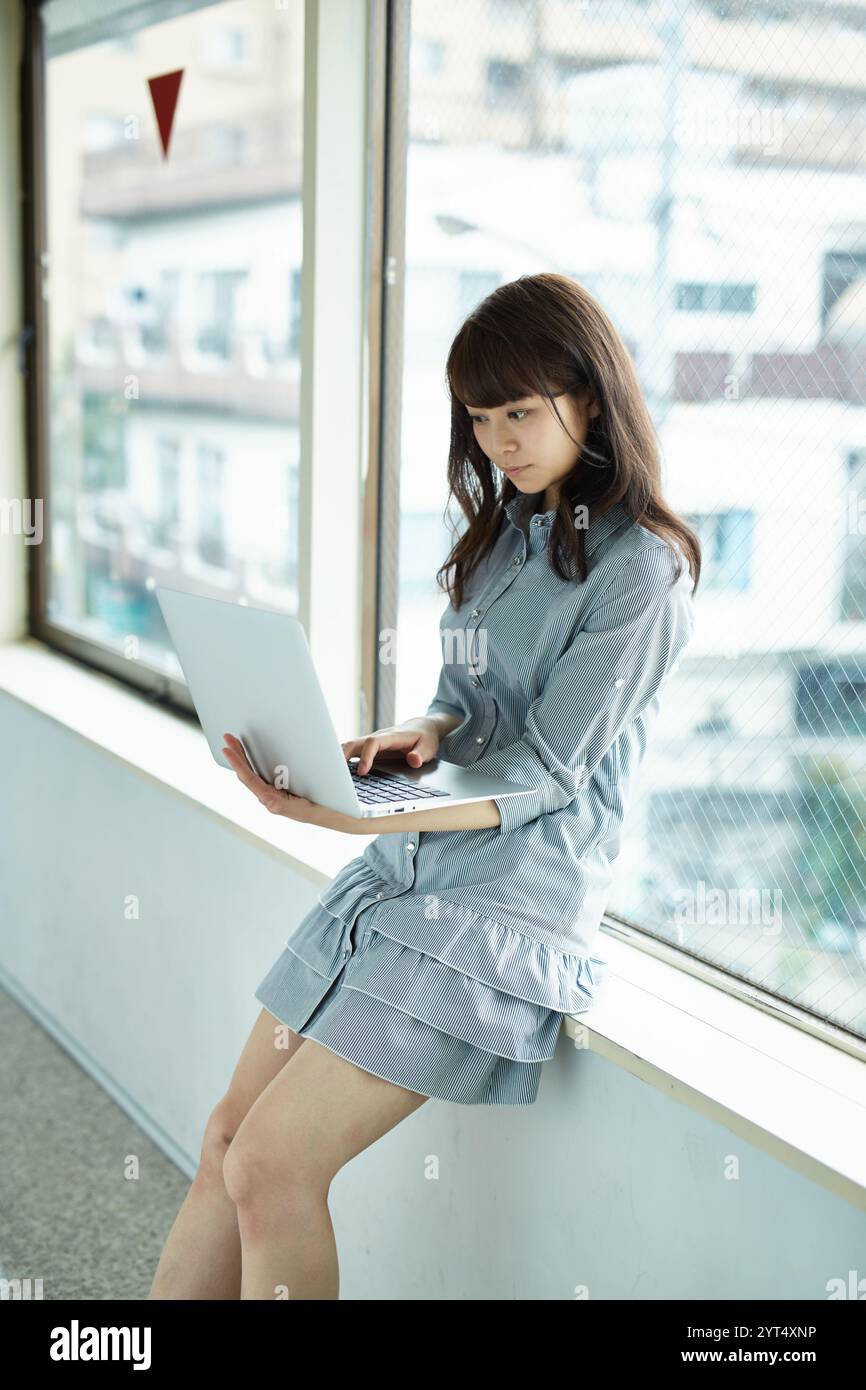 Women who use laptop computers Stock Photo - Alamy