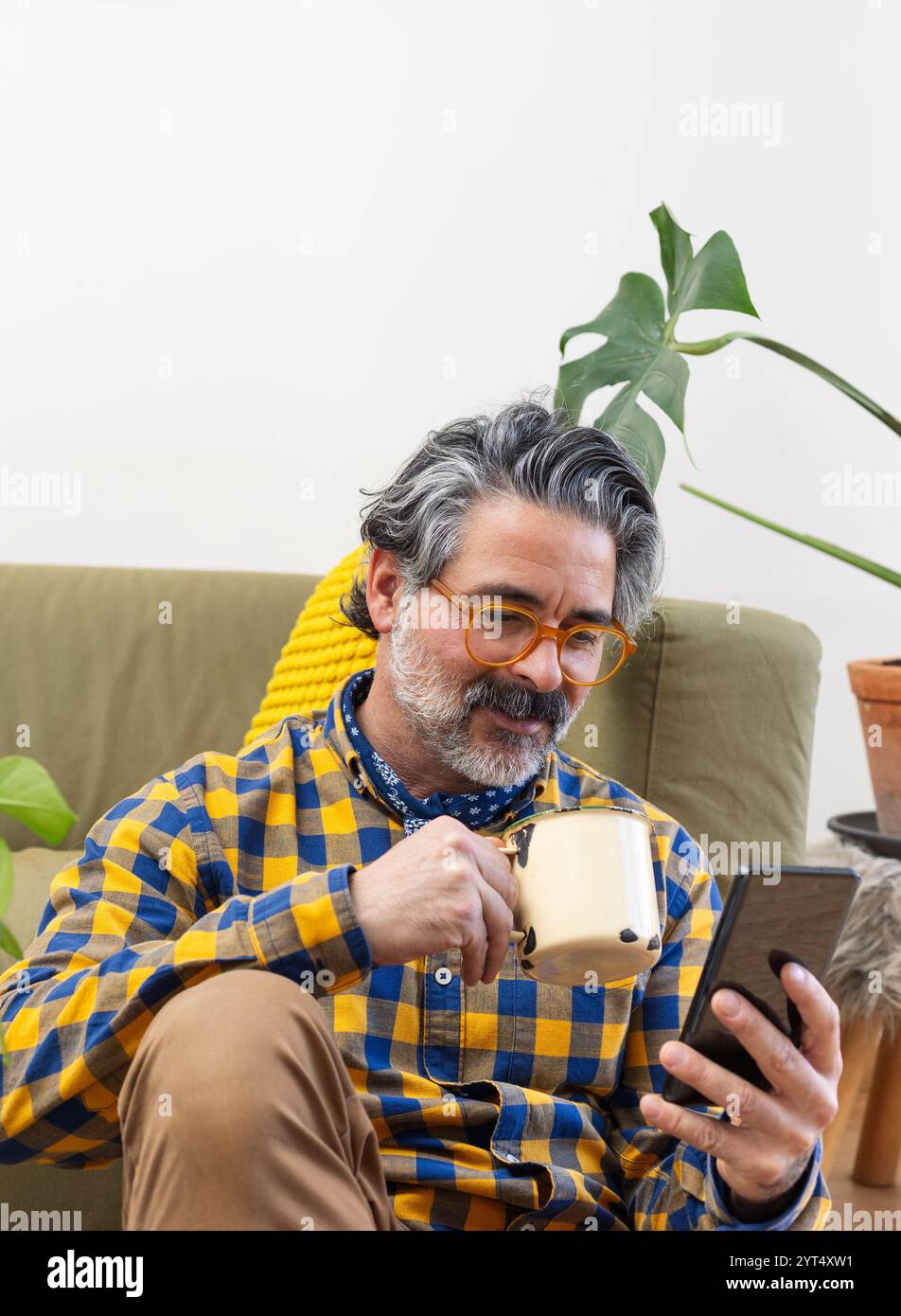 Man sitting using smartphone hi-res stock photography and images - Alamy