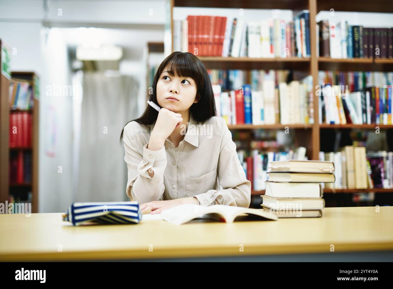 University students studying in the library Stock Photo - Alamy