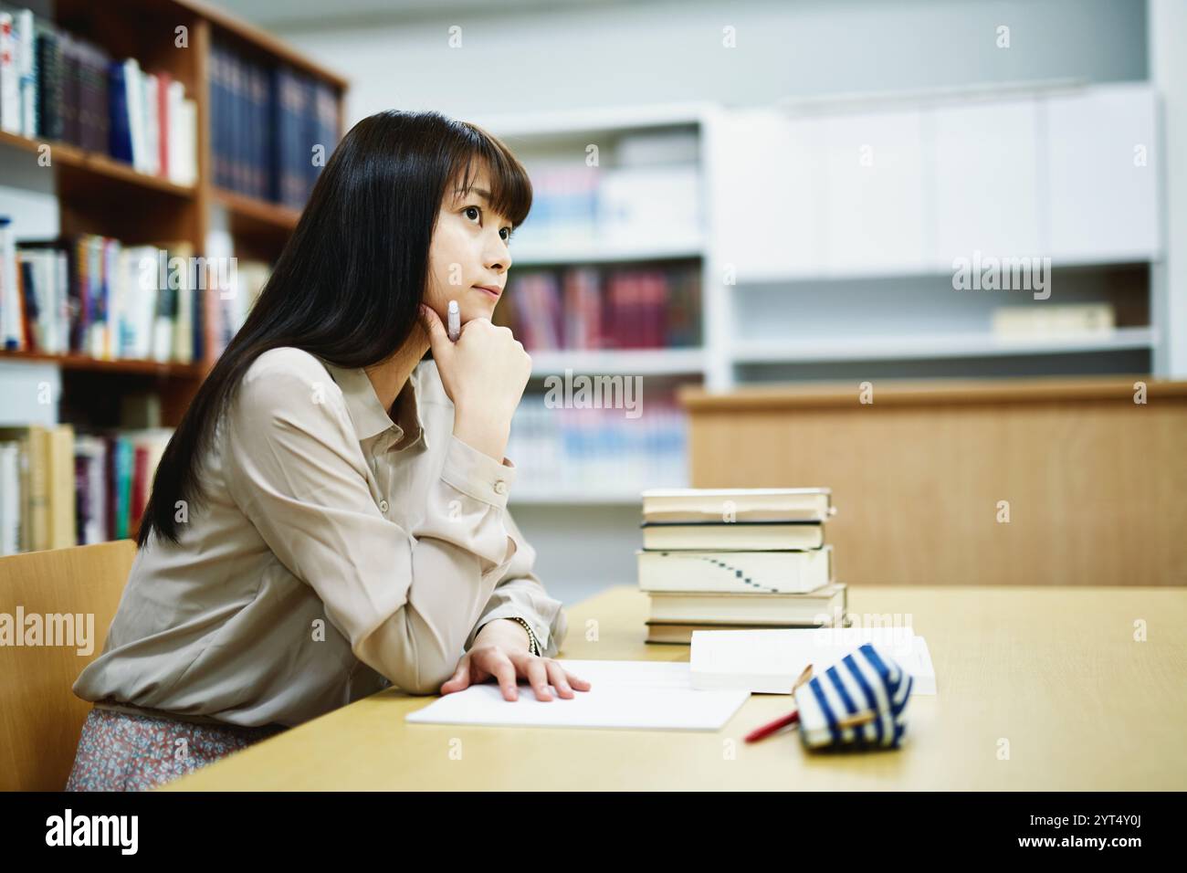 University students studying in the library Stock Photo - Alamy