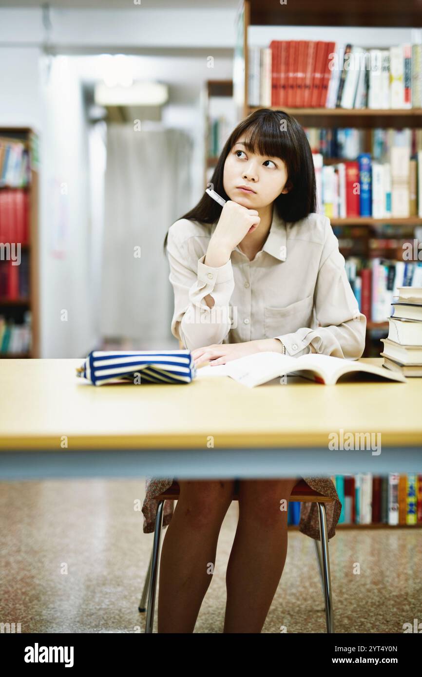 University students studying in the library Stock Photo - Alamy