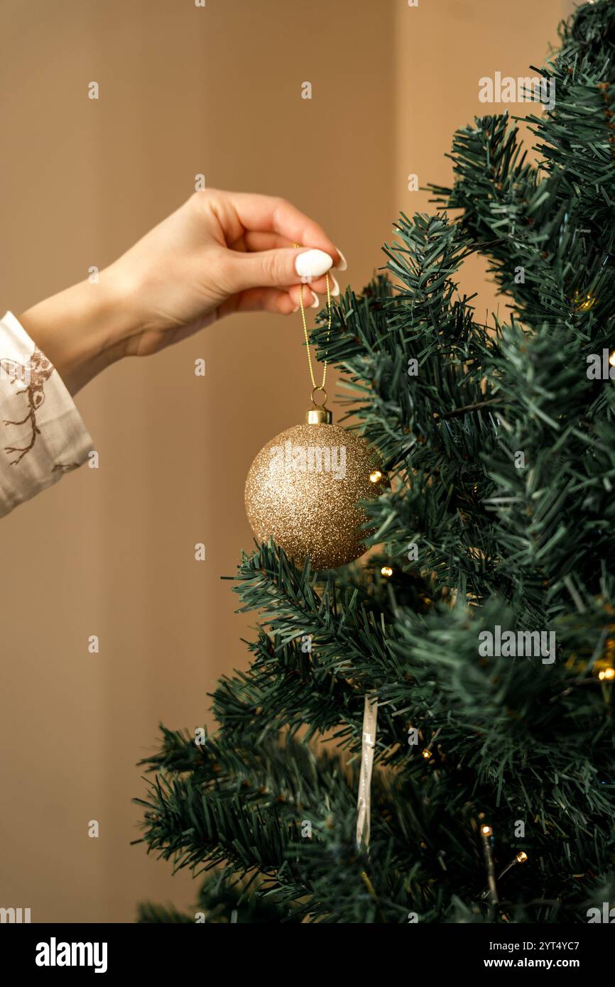 Golden festive ornament hi-res stock photography and images - Alamy