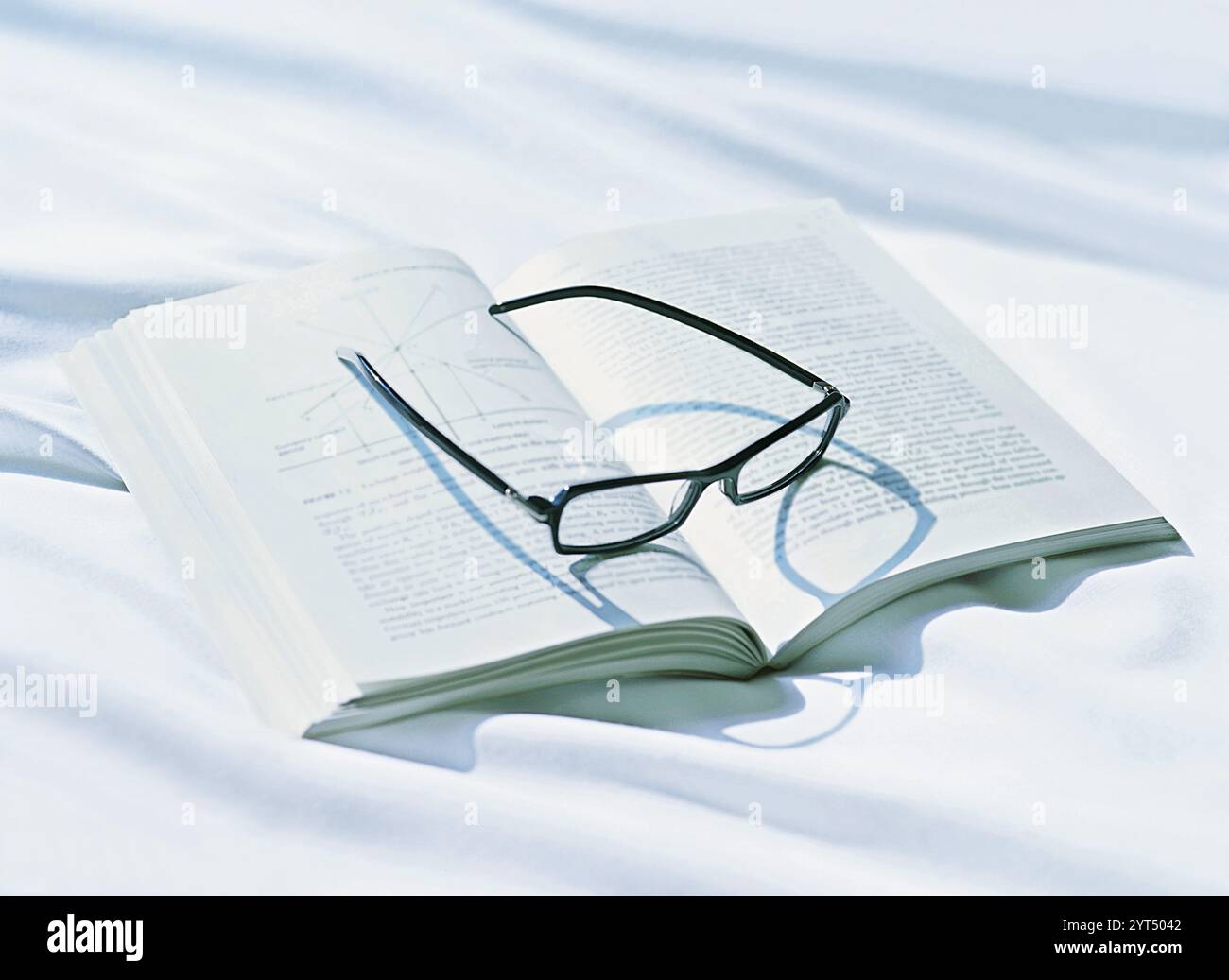 Eyeglasses on top books hi-res stock photography and images - Alamy