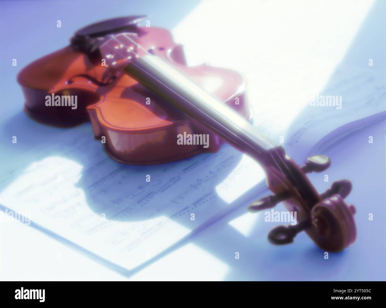 Violin and sheet music Stock Photo - Alamy