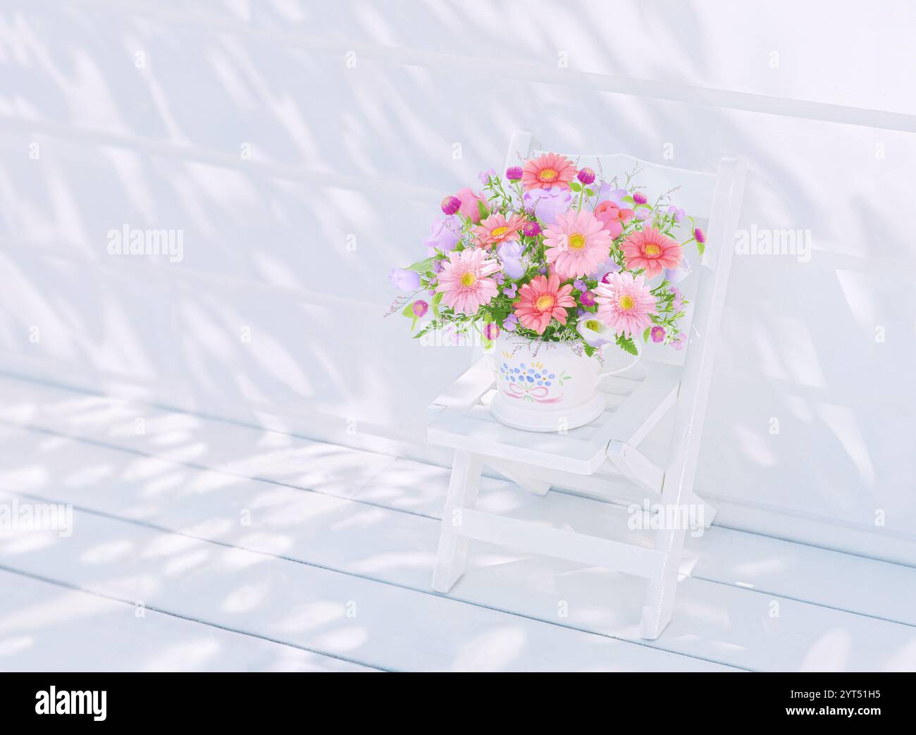 Sunlight on flower vase still life hi-res stock photography and images ...