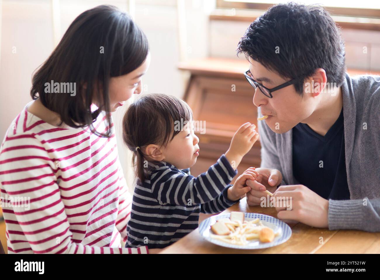 Family eating snack Stock Photo - Alamy