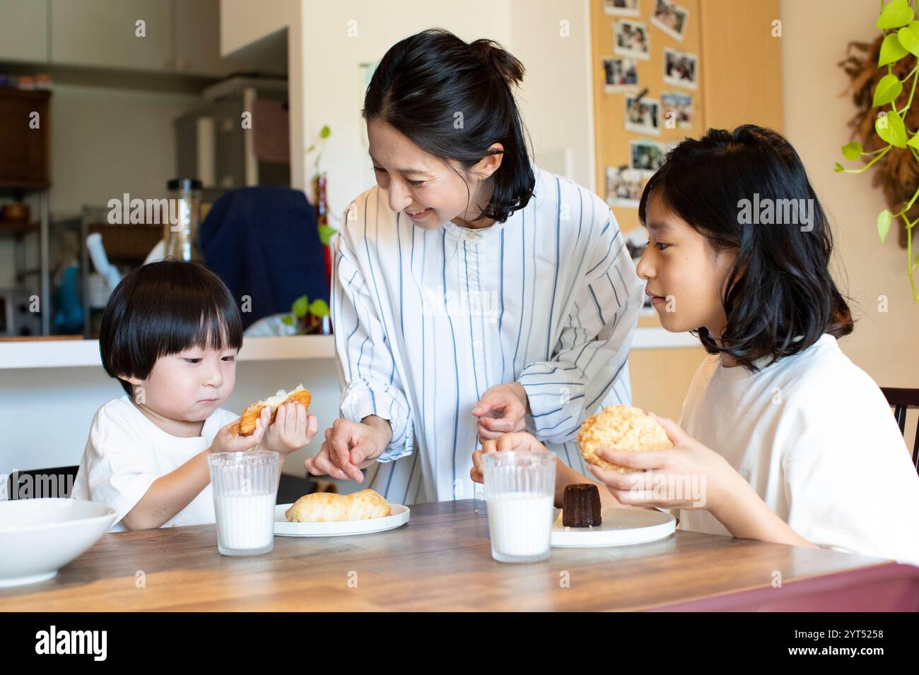 Children and mother eating food Stock Photo - Alamy