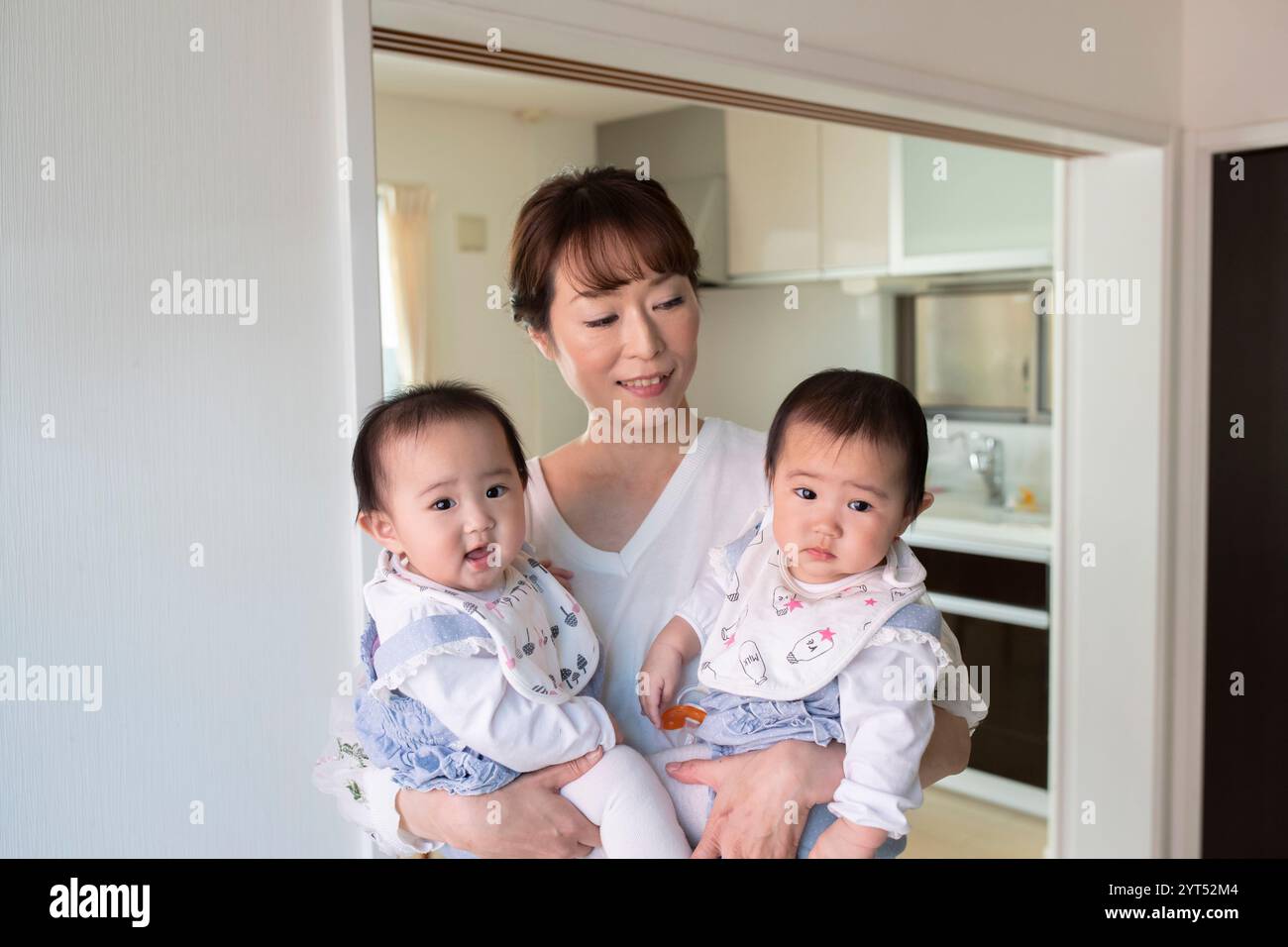Twin babies hi-res stock photography and images - Alamy