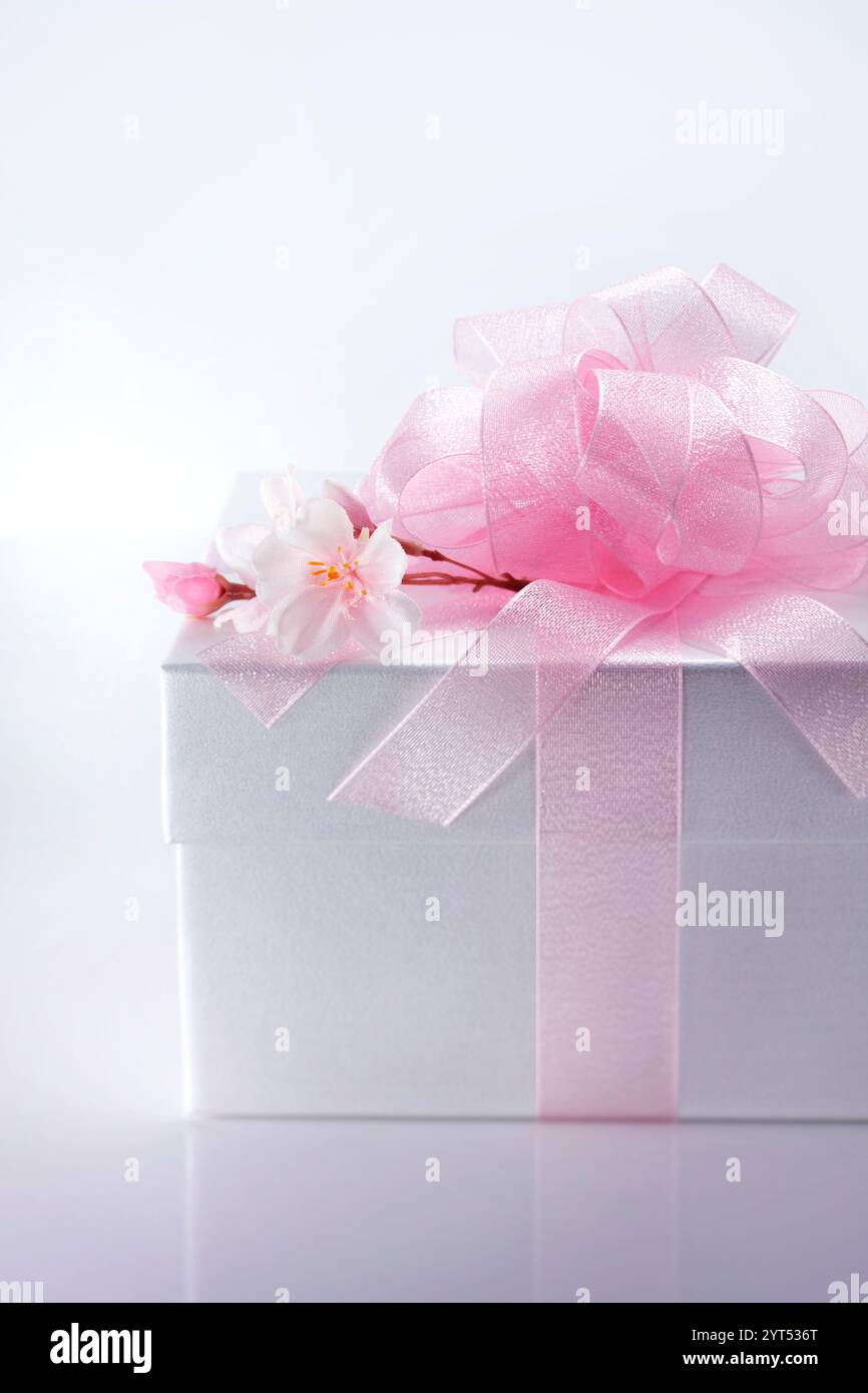 Pink ribbon gift box hi-res stock photography and images - Alamy