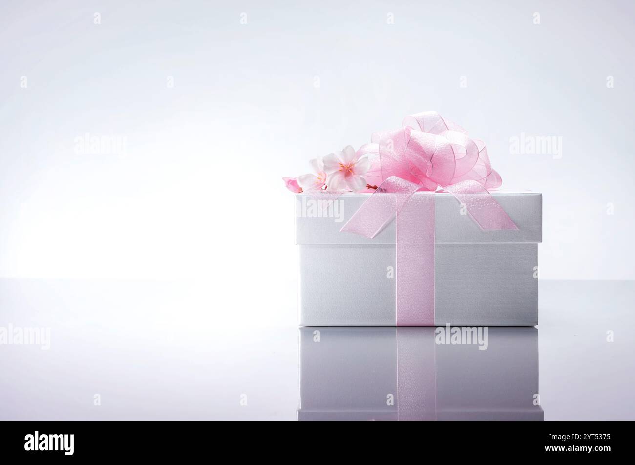 Pink ribbon gift box Stock Photo - Alamy