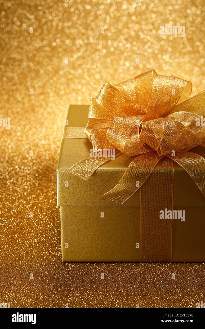 Gold gift box hi-res stock photography and images - Alamy