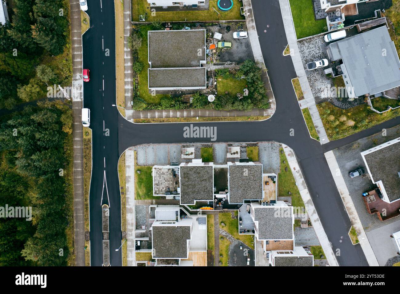 A road with cars and houses Stock Photo - Alamy