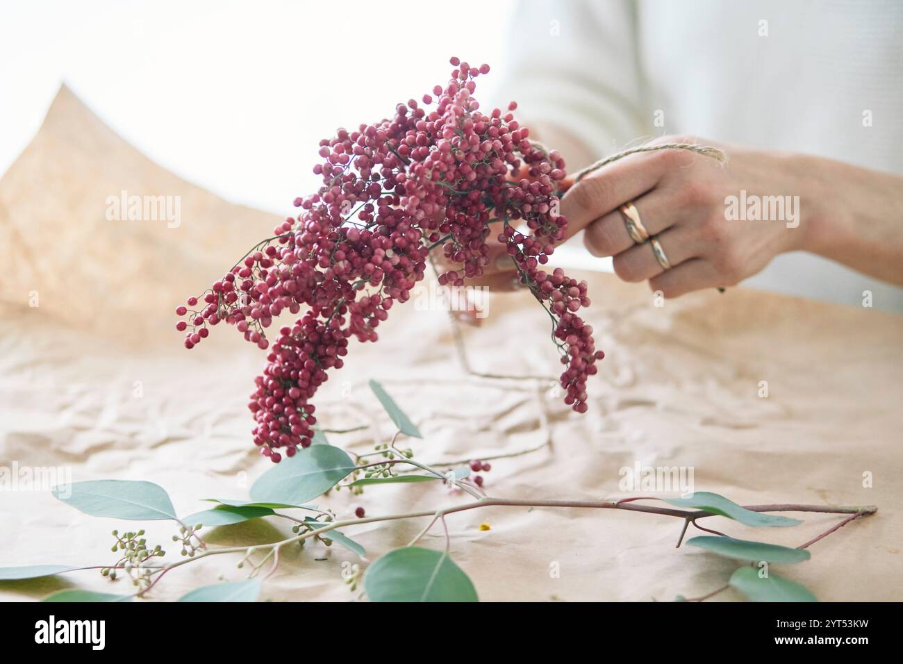 Hand arranging flowers hi-res stock photography and images - Alamy
