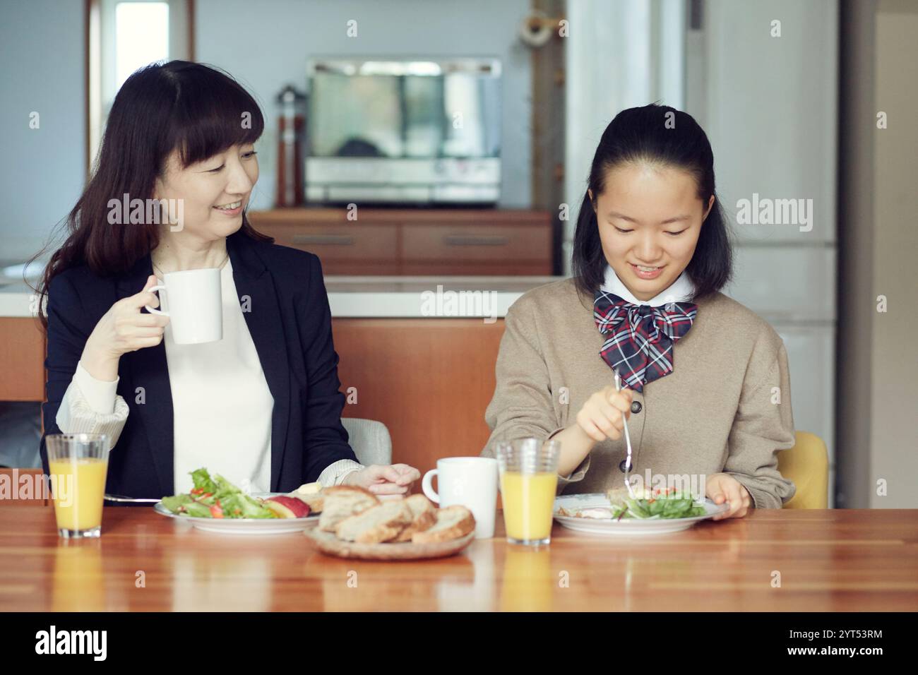 Mother and daughter eating Stock Photo - Alamy