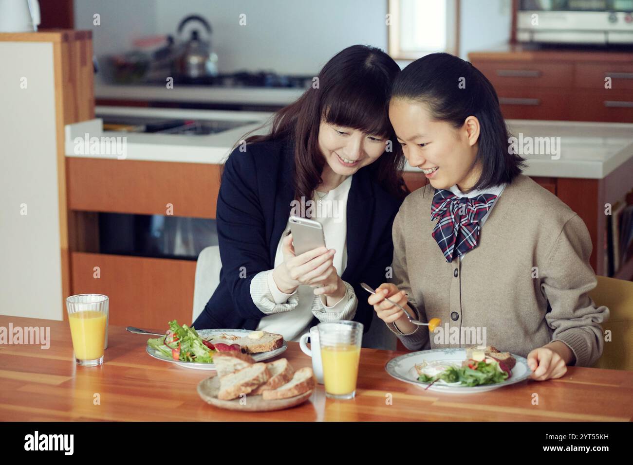 Japanese school students eating hi-res stock photography and images - Alamy