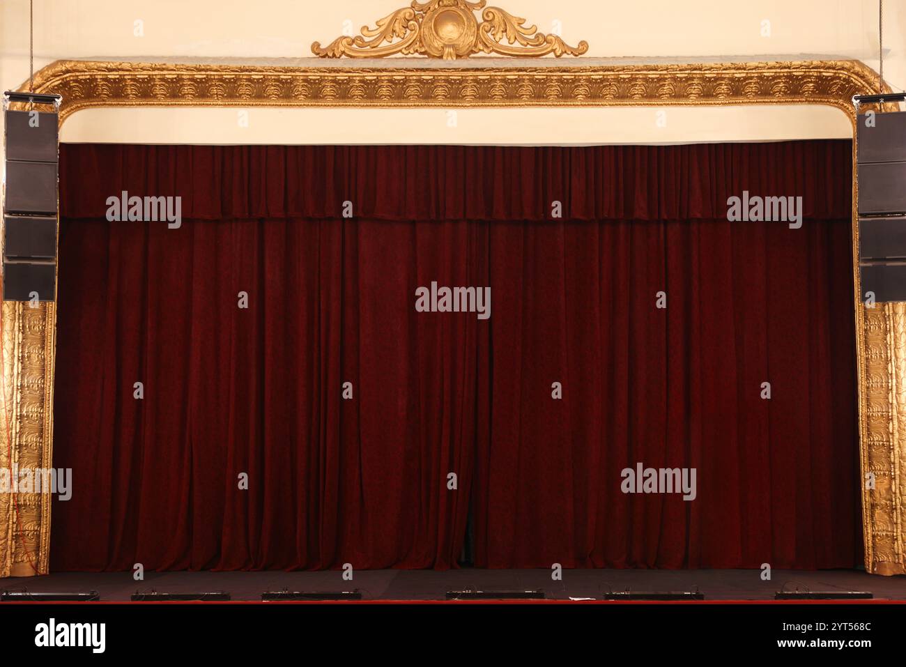 Musical theatre stage curtains hi-res stock photography and images - Alamy