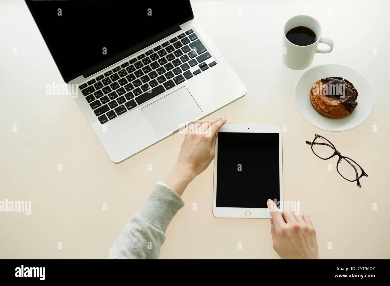 Hand keyboard pc computers hi-res stock photography and images - Alamy