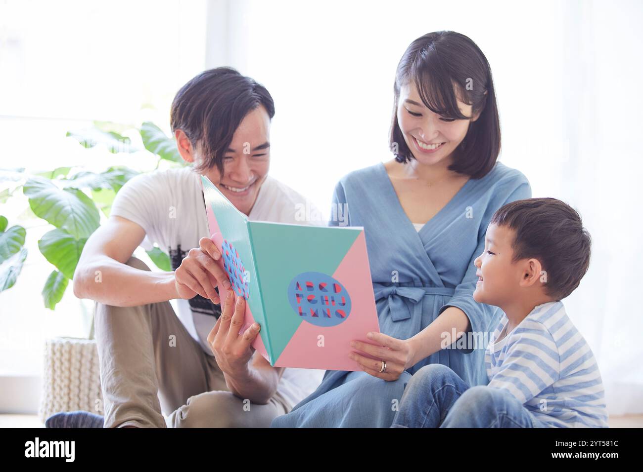 Parent and child looking at a picture book Stock Photo - Alamy