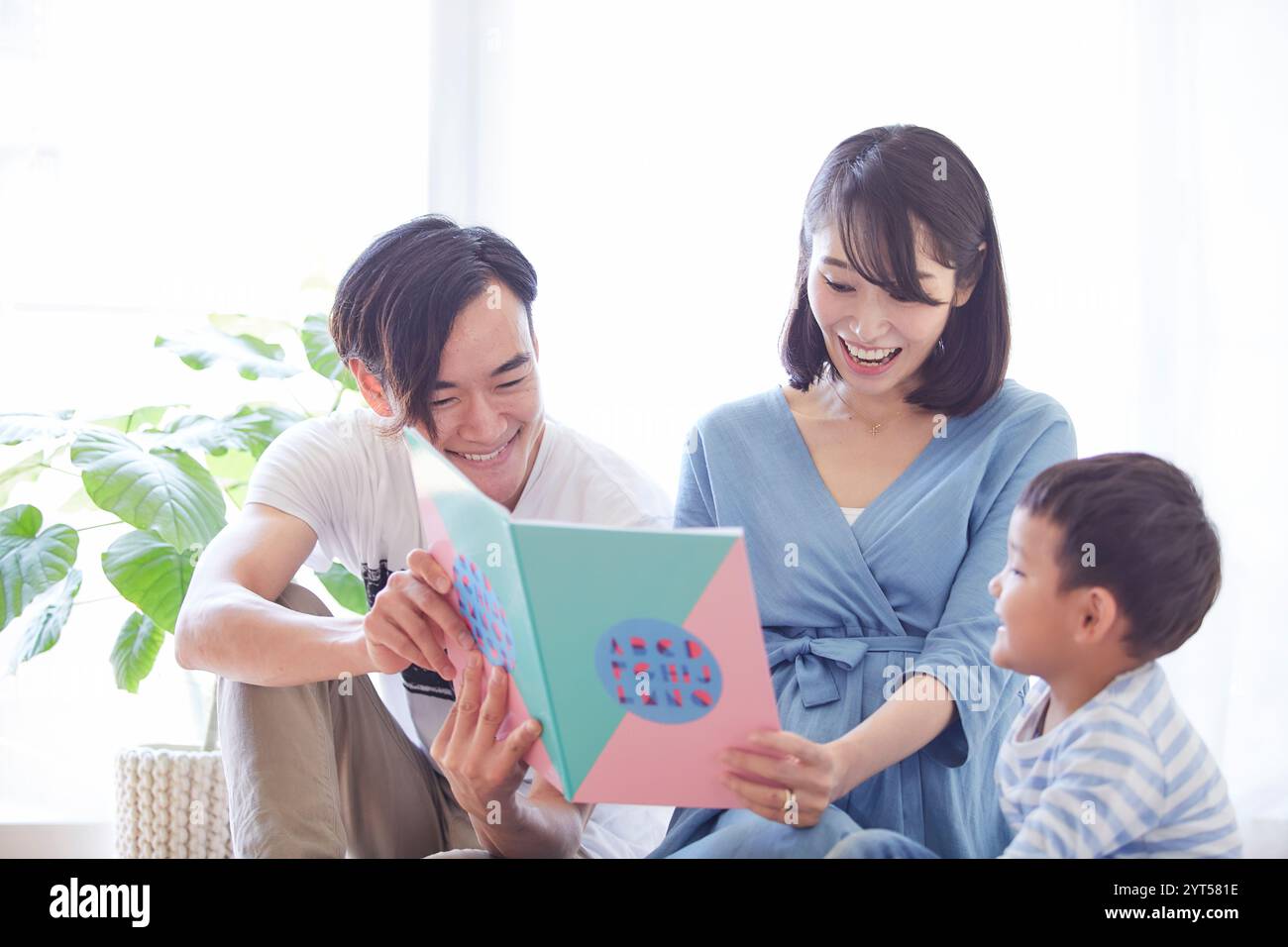 Parent and child looking at a picture book Stock Photo - Alamy