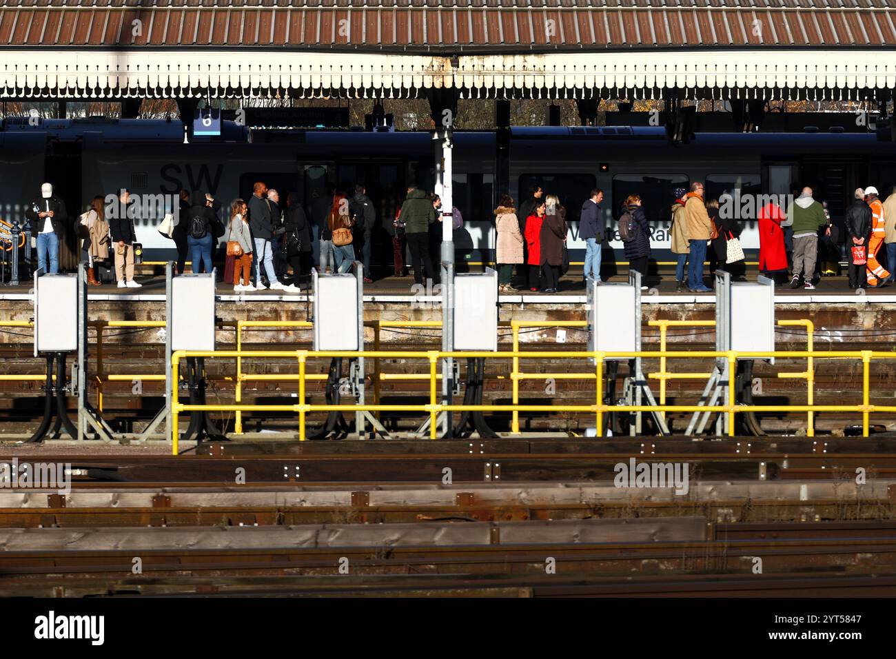 Clapham Junction, London, UK. 6th Dec, 2024. Passengers queue for ...