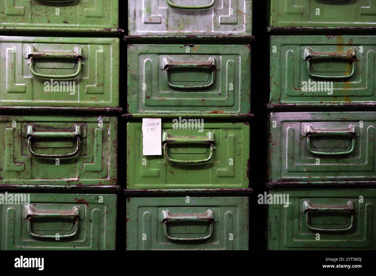 Ein Stapel mit grünen Metallkisten *** A stack of green metal crates ...