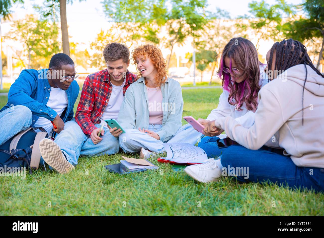 Group students together outdoors hi-res stock photography and images ...