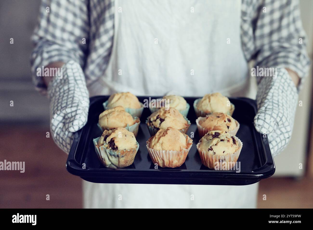 Woman eating muffin hi-res stock photography and images - Alamy