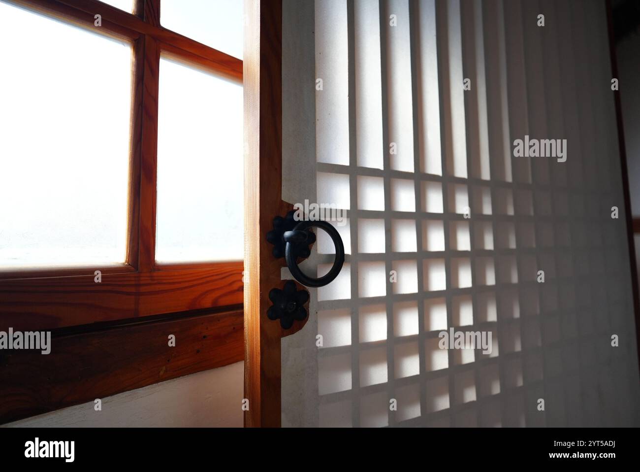 The Art of Korean Traditional Windows Stock Photo - Alamy
