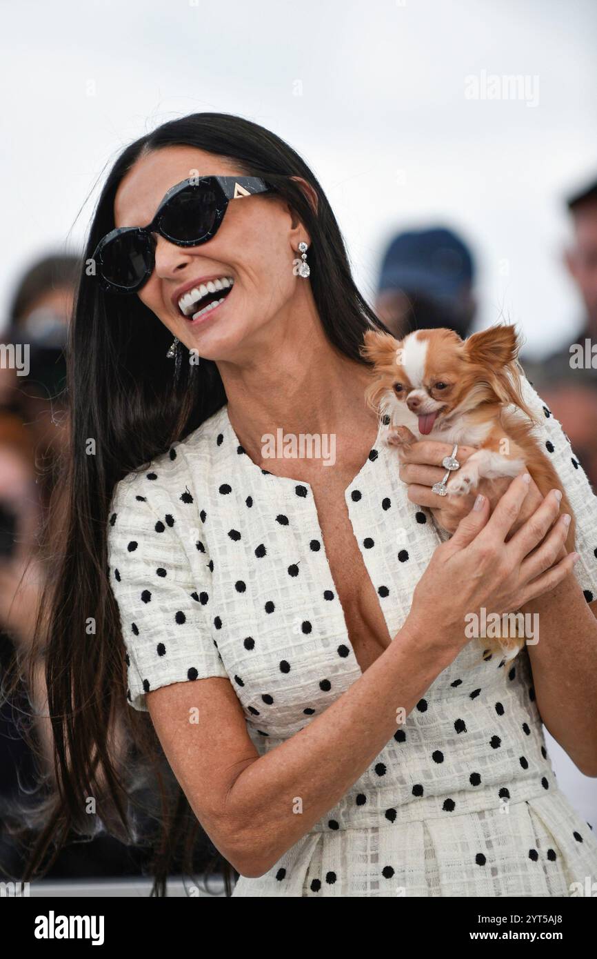 Demi moore with dog hi-res stock photography and images - Alamy